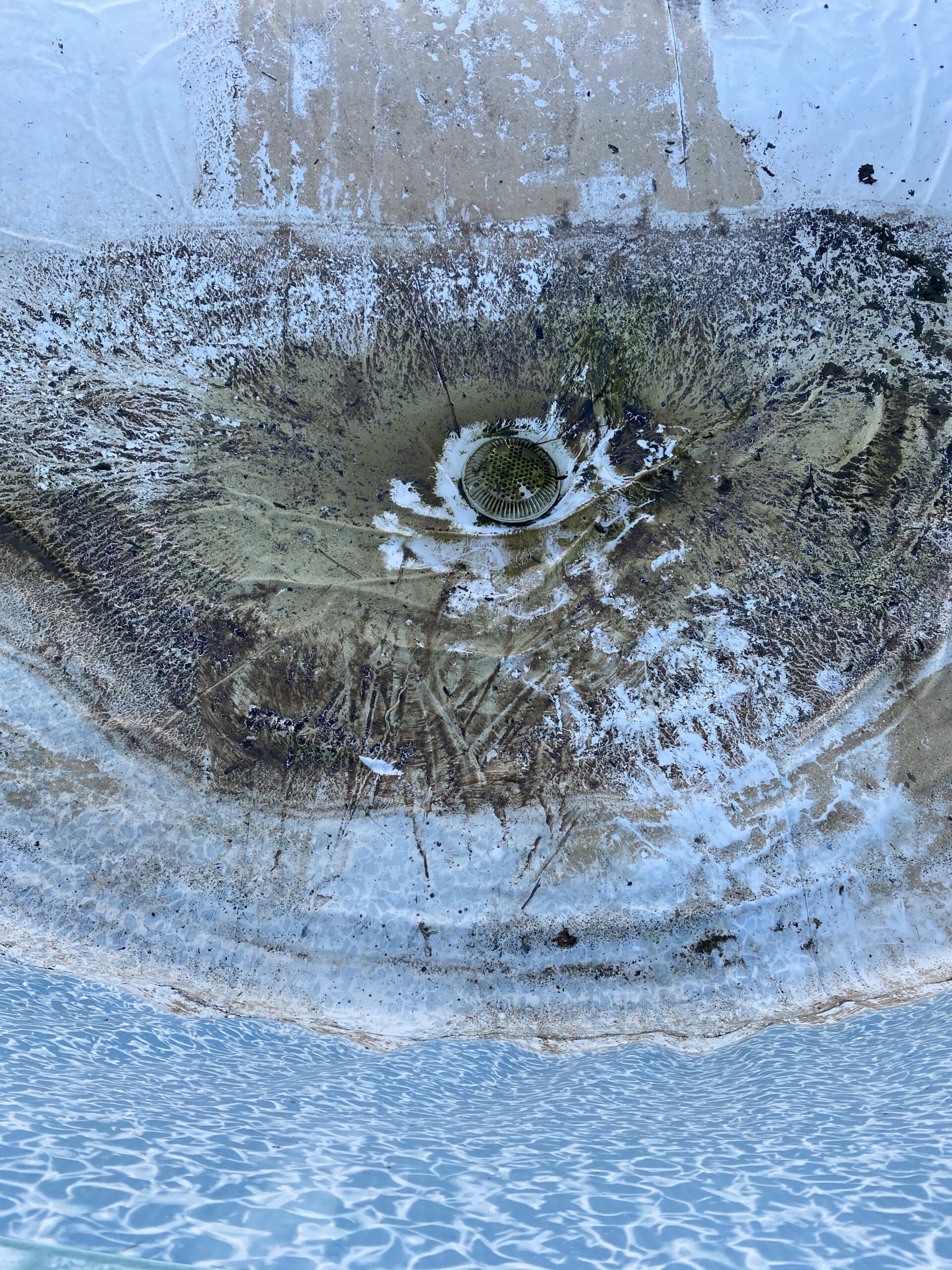 12. Does the pool have a main drain?
