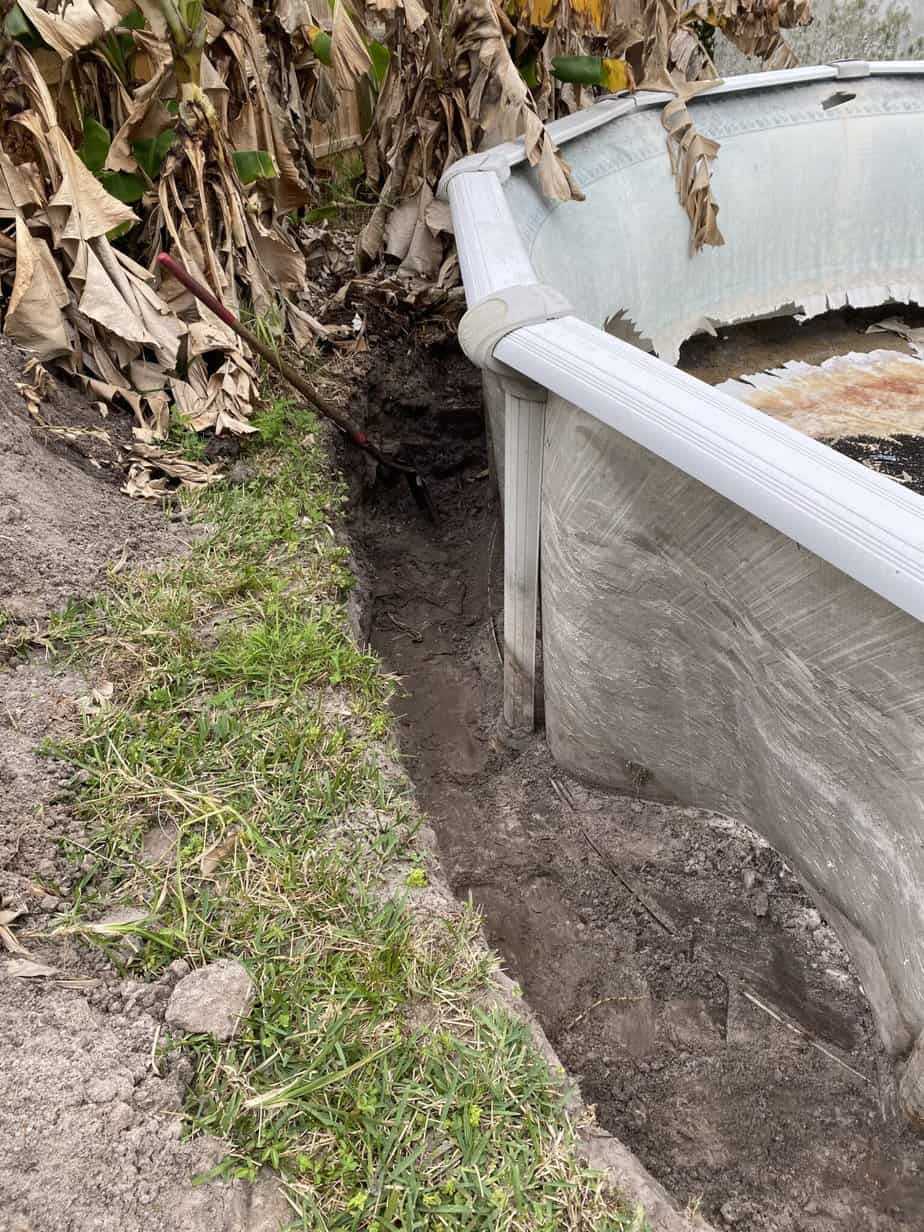 After digging the outside of the pool, you can now replace the wall ...