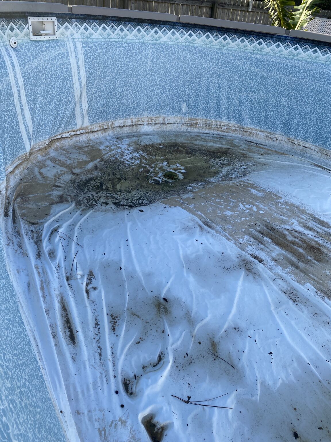 This deep end in this 15×30 oval is very shallow and small to avoid the ...